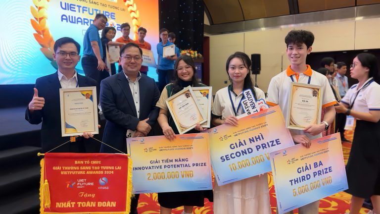 NIIE students “shine bright” at VietFuture Awards 2024 - NTT Institute ...